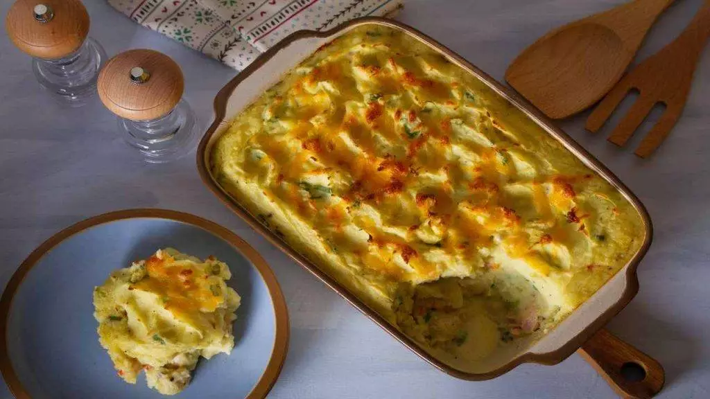 Verkruimelde aardappelen en zalm