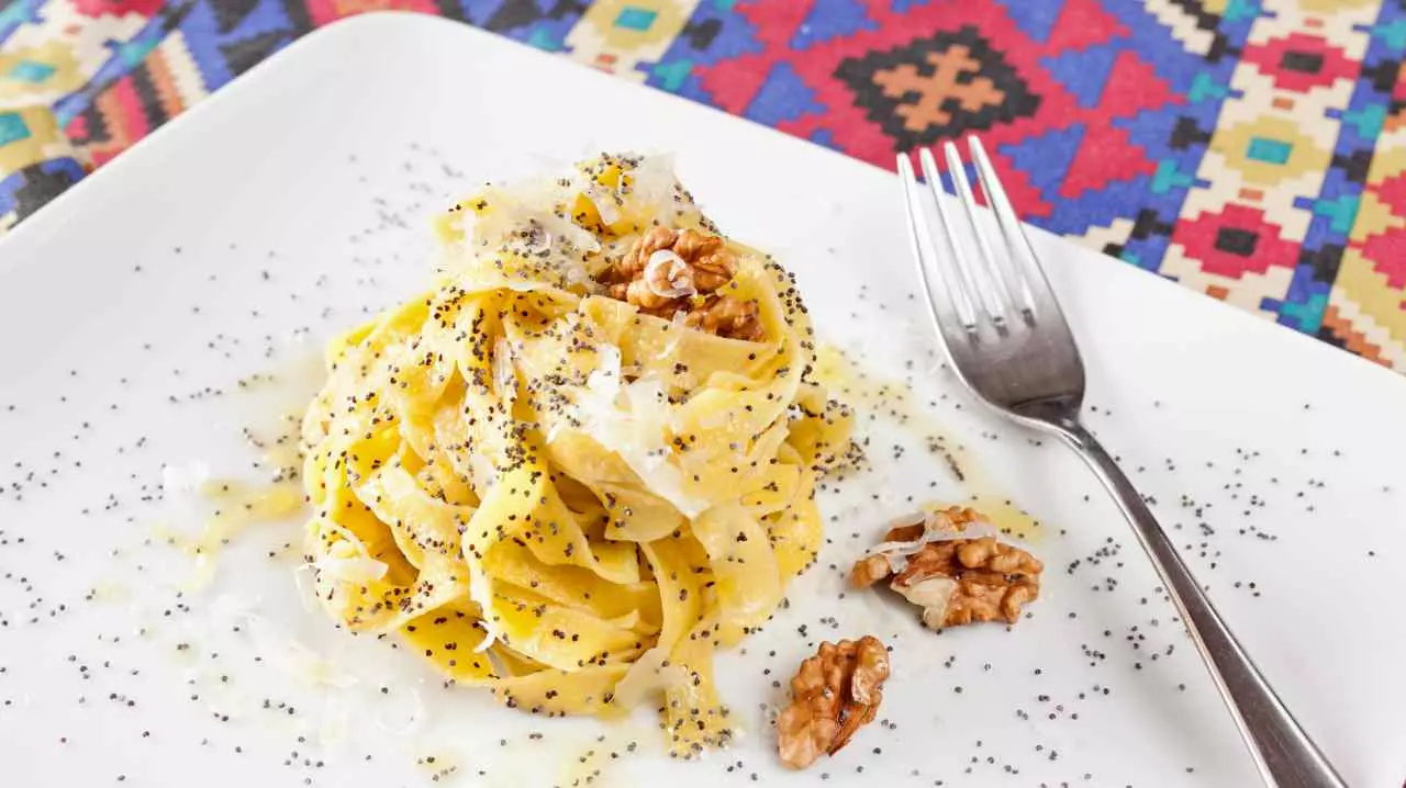 Os fideos con crema de noces e touciño son moi saborosos