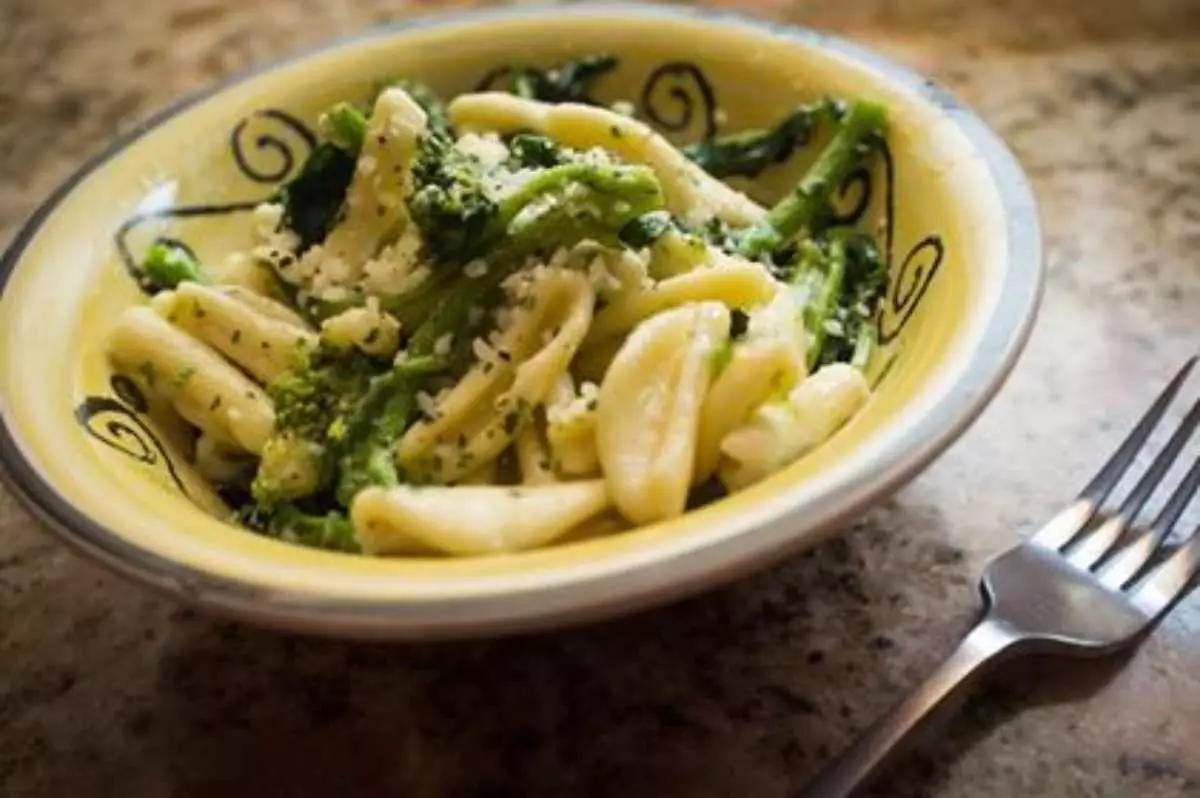 Pasta le Brocailí agus Pecorino, blas agus simplíocht ar an tábla