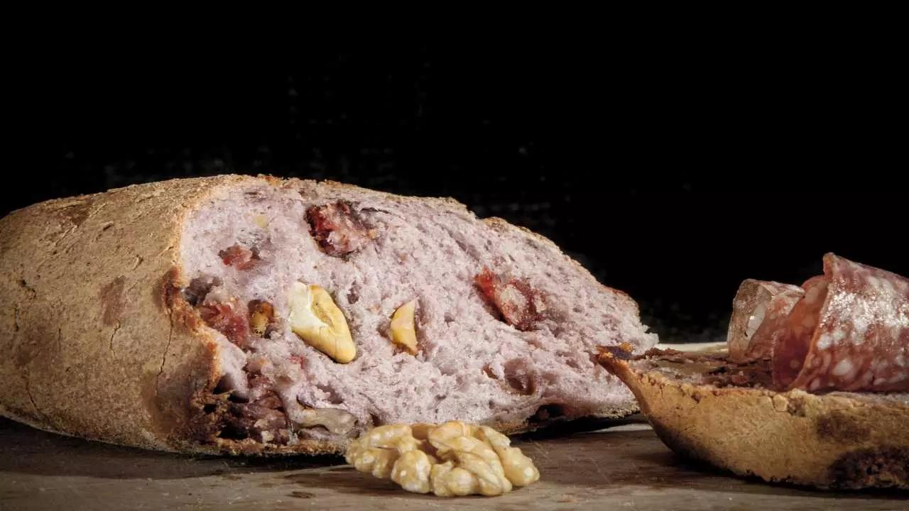 Bread with walnuts and salami