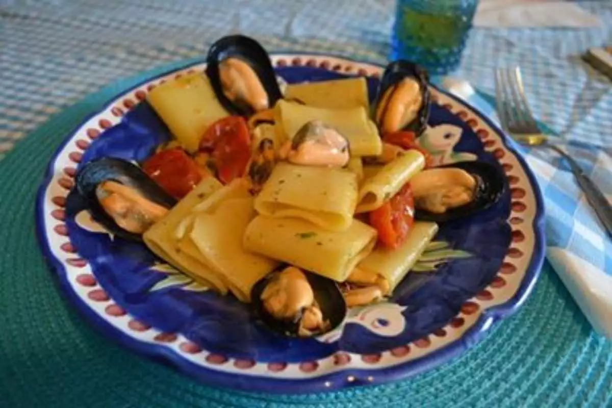 Paccheri mei Mussels en Tomaten, poerbêst earste kursus foar de simmer