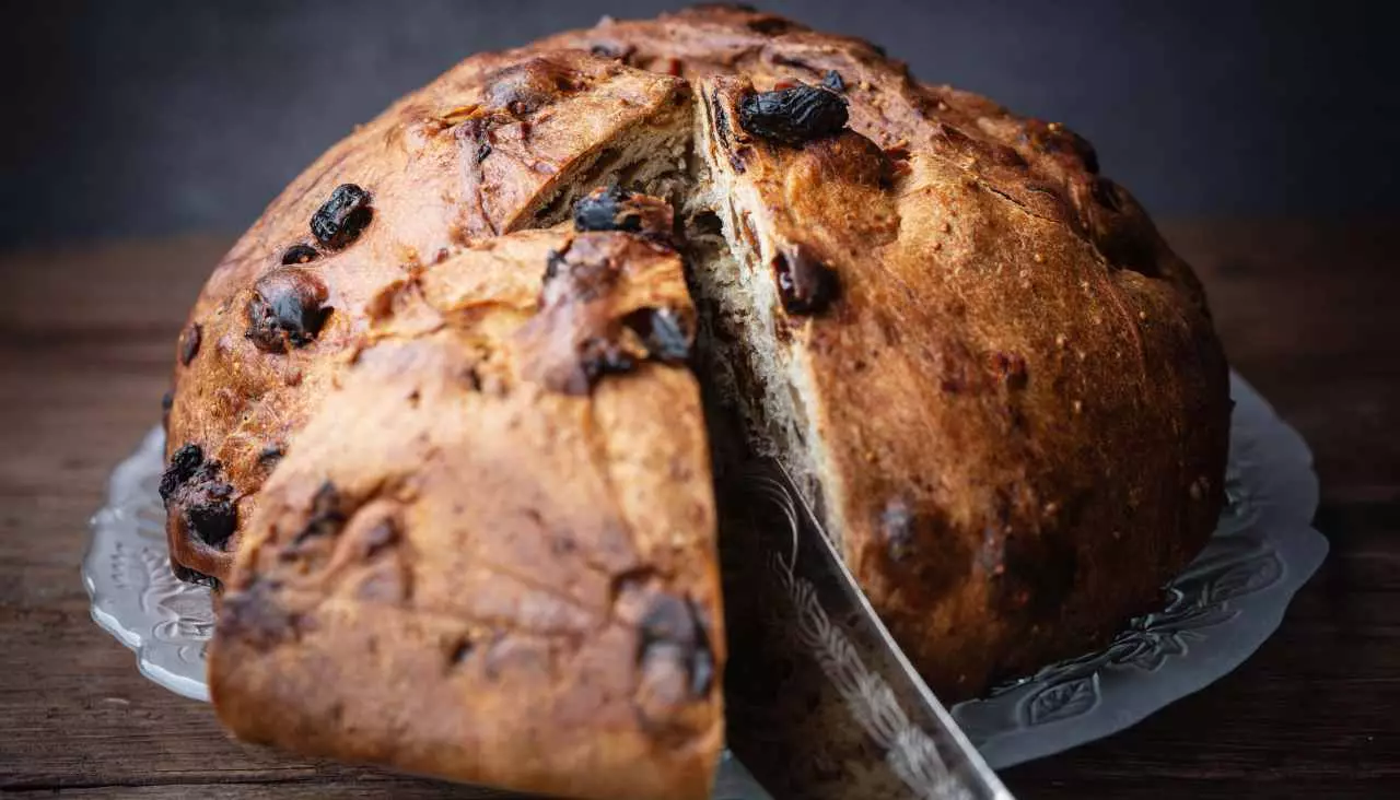 Sweet rolls with chocolate and dried fruit | Greedy for the holidays