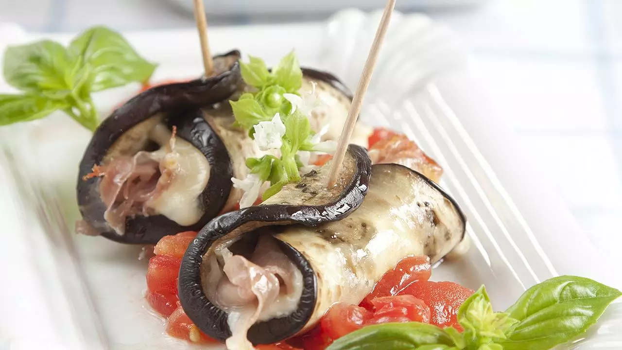Eggplant rolls with raw ham and cheese