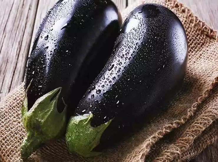 Eggplant រមៀលជាមួយ Ham និងឈីសឆៅដុតនំនៅក្នុងឡ 8172_2