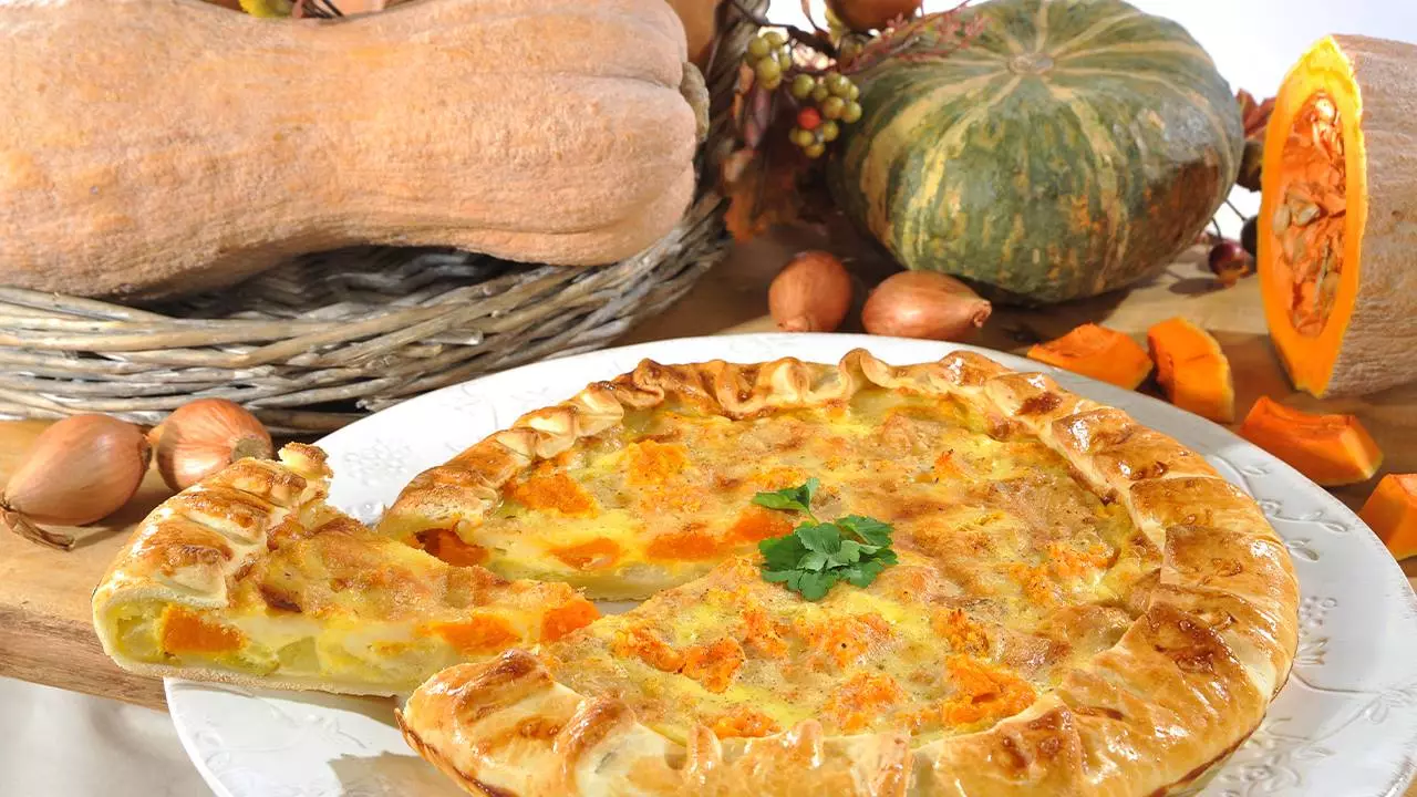 Smaaklike pumpkin en gorgonzola pie, lekker en perfekt yn 'e hjerst