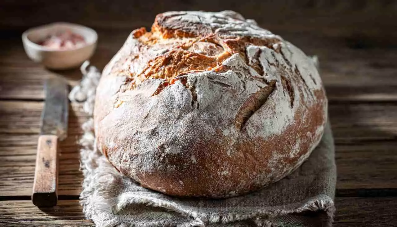 Pan con licoli cocinado en una olla | Crujiente por fuera, muy suave por dentro