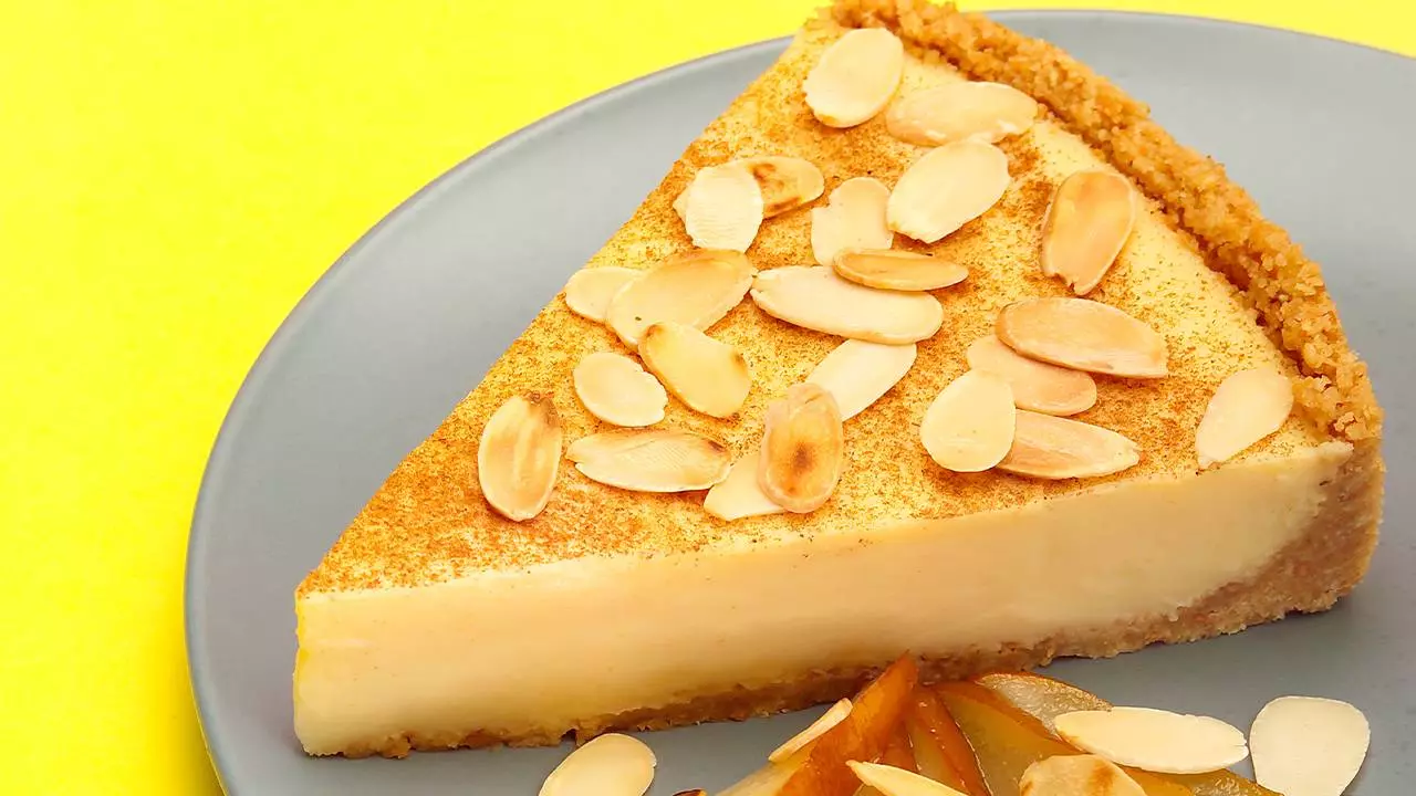 Susu tart karo almonds, sarapan alus lan sedhep sampurna