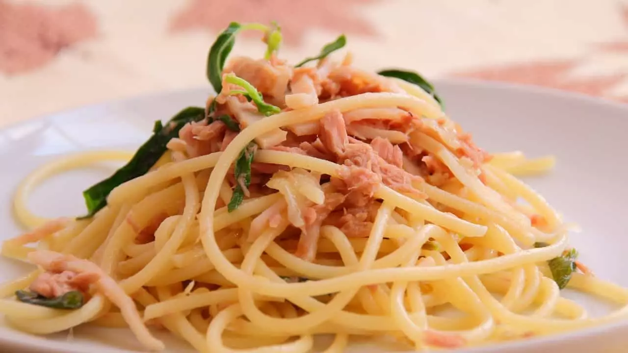 Spaghetti tare da Almond Pesto da Tuna Fillets a cikin mai girke-girke na Ranar soyayya