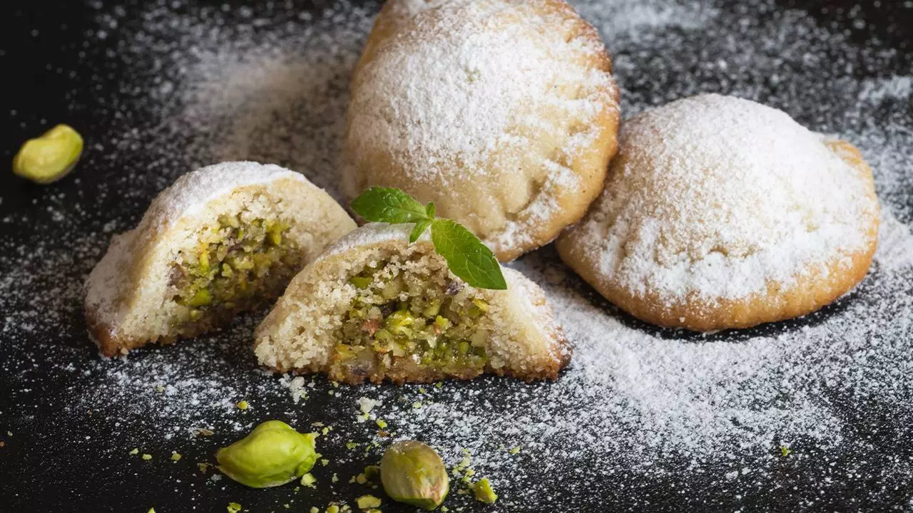 Biskuit shortbread alus karo pistachio, wayahe santai kebak rasa