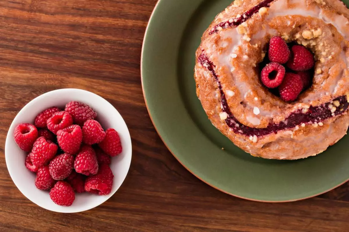 Donut kala duwan leh macaanka raspberry, maxay dhadhan