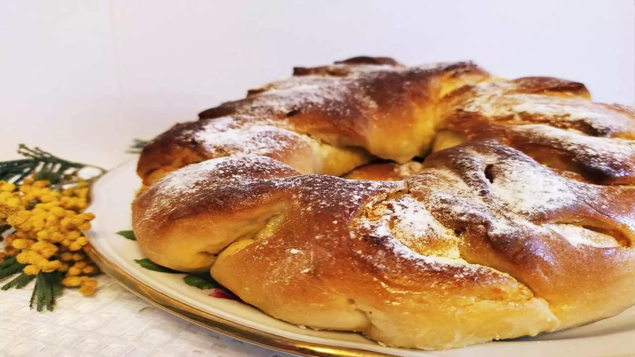 سیب اور دہی کے ساتھ Brioche