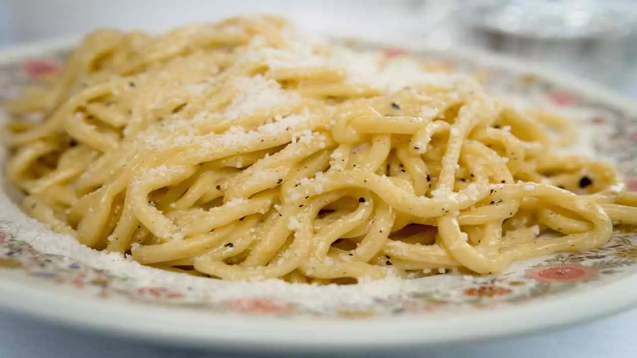 Spaghetti dengan keju dan lada oleh Alessandro Borghese | sedap dan wangi