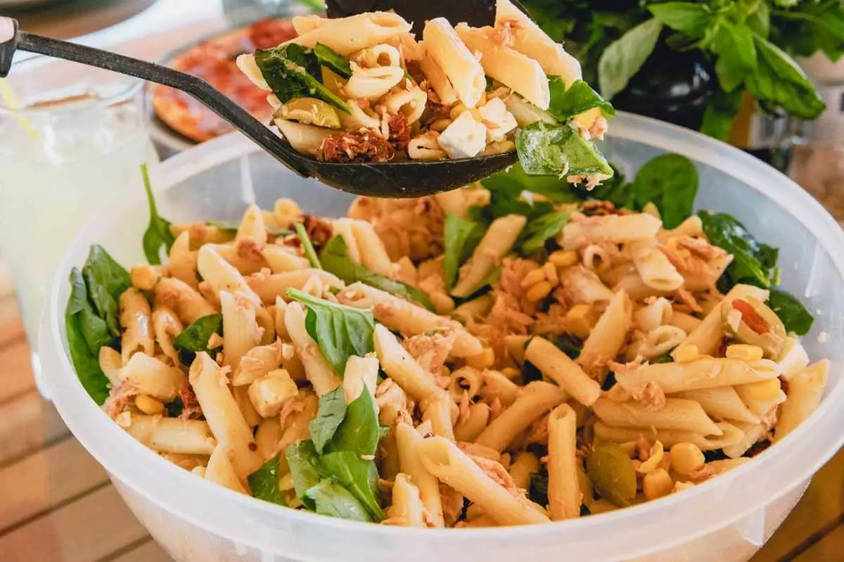 Pâtes froides aux tomates séchées et au thon : un plat simple et rapide