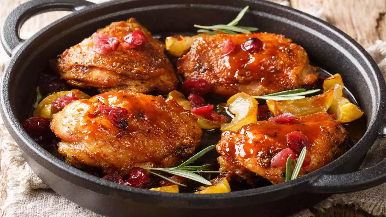 Caramelized chicken with cranberries and peppers | An unusual second