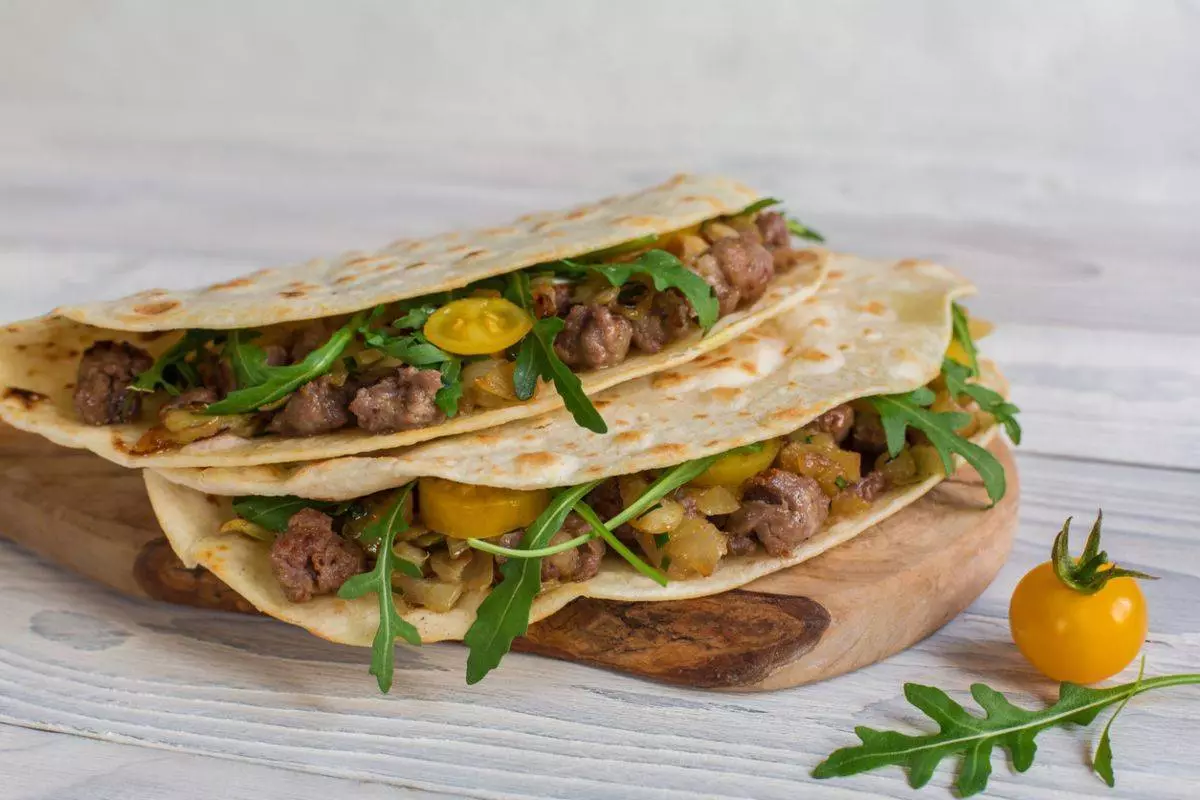 Piadina گوشت اور Scamorza کے ساتھ بھرے، جوش کے ساتھ کھائیں