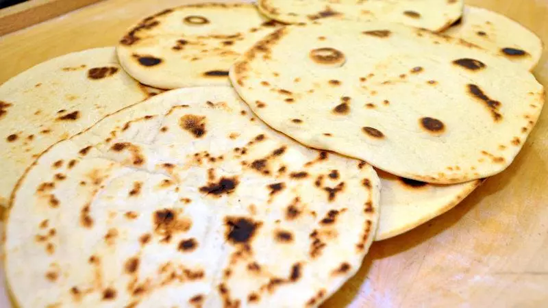 Piadina boure ak vyann ak Scamorza, manje ak gou 8379_5