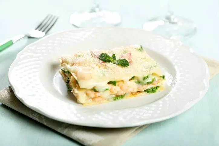 Fischlasagne: ein Rezept, das Sie mit einer bestimmten Zutat überraschen wird