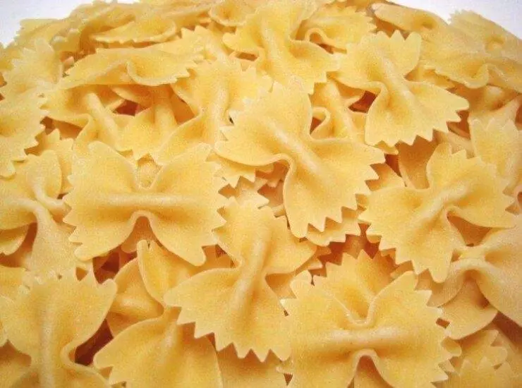 Farfalle ak krèm burrata ak resèt pistache