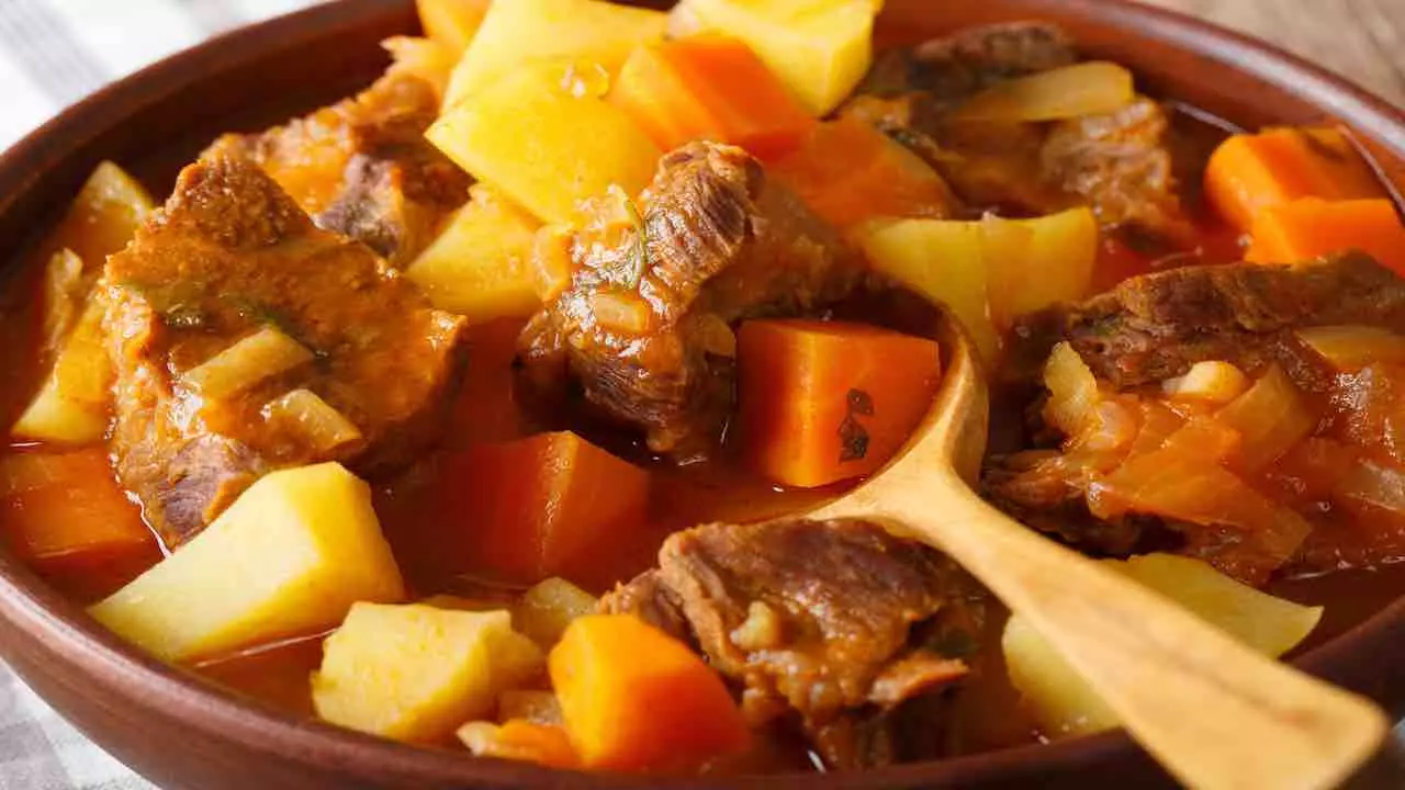 Guiso de carne guisada con patatas | plato único y sabroso