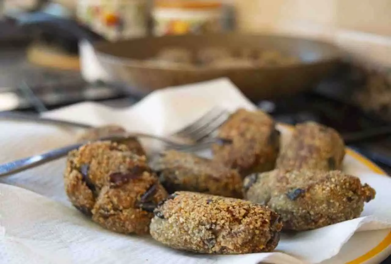 Eggplant morsels tare da kyafaffen cuku girke-girke sinadaran shiri