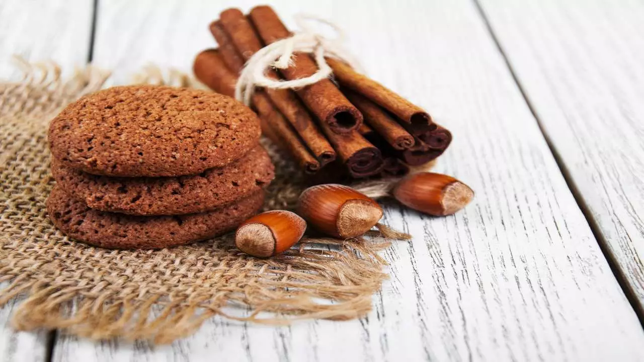 Hazelnut da kirfa biscuits | Cikakke don karin kumallo