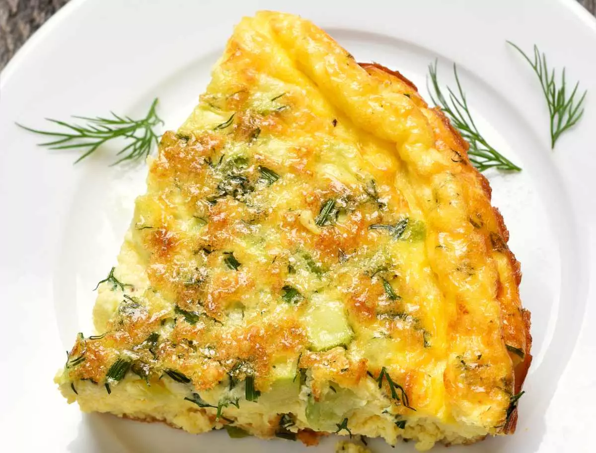 Pie bi zucchini tije di pan, zû û vexwendinê