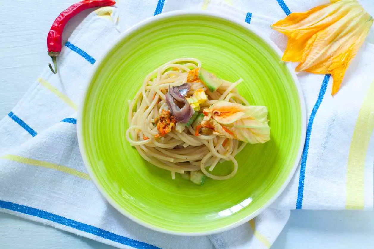 Spaghetti le zucchini agus ainseabhaí