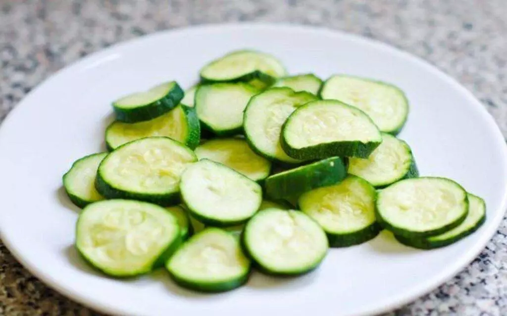 Zucchini dengan tomat