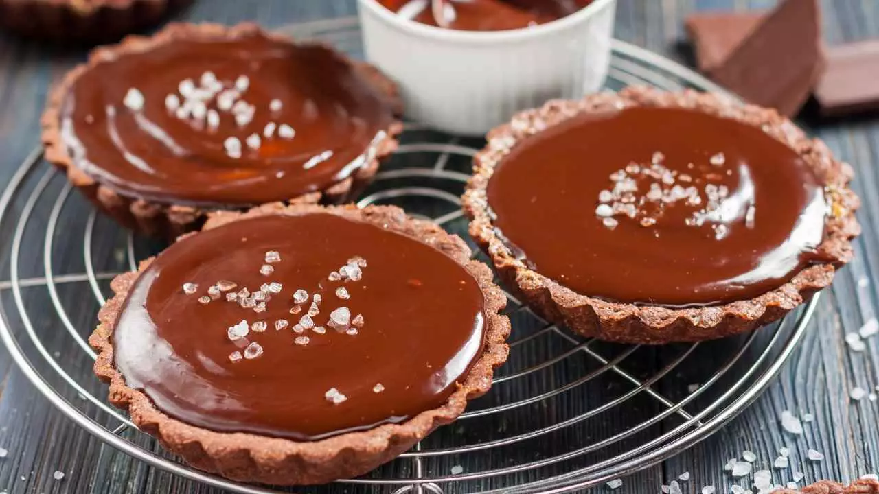 Chocolate tartlets with toffee | a tasty and delicious dessert