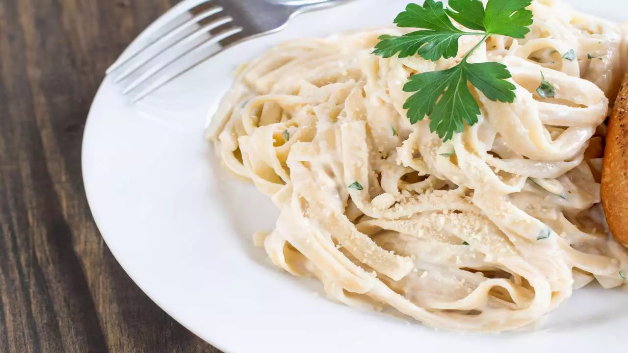 Spaghetti na may mga itlog at sibuyas | Isang napakadaling unang kurso