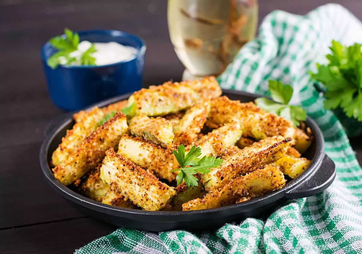 ਇੱਕ ਹਲਕਾ ਅਤੇ crunchy ਡਿਸ਼ ਓਵਨ ਵਿੱਚ ਪਕਾਏ breaded courgettes