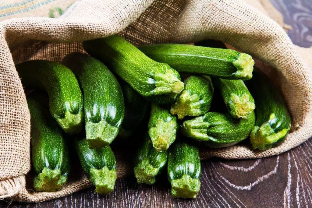 Breaded courgettes bakt yn 'e oven in ljocht en knapperige skûtel 8580_2