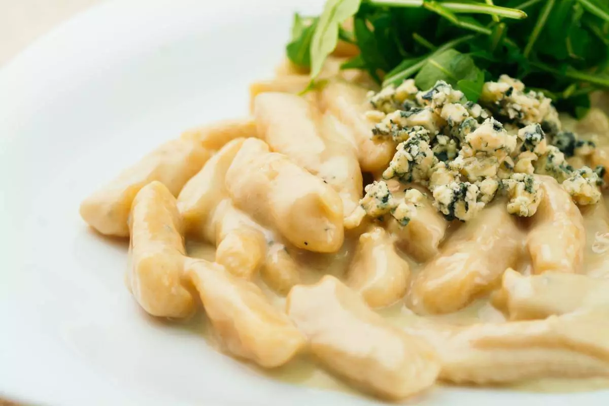 Pasta med kikärtsgrädde och purjolök en smakrik och krämig rätt