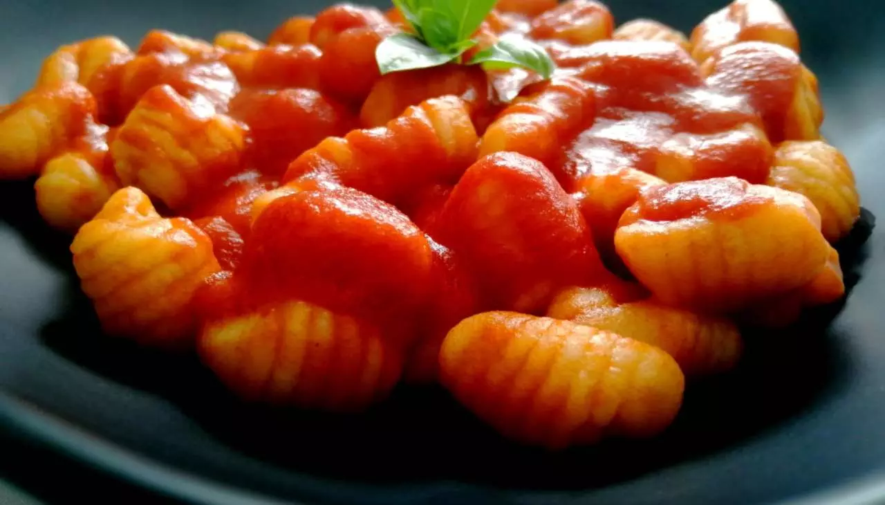 Gnocchi al pomodoro l ເຈົ້າຍັງບໍ່ໄດ້ເອົາພວກມັນອອກຈາກກ່ອງເທື່ອ ແລະພວກເຂົາພ້ອມທີ່ຈະໄປ.