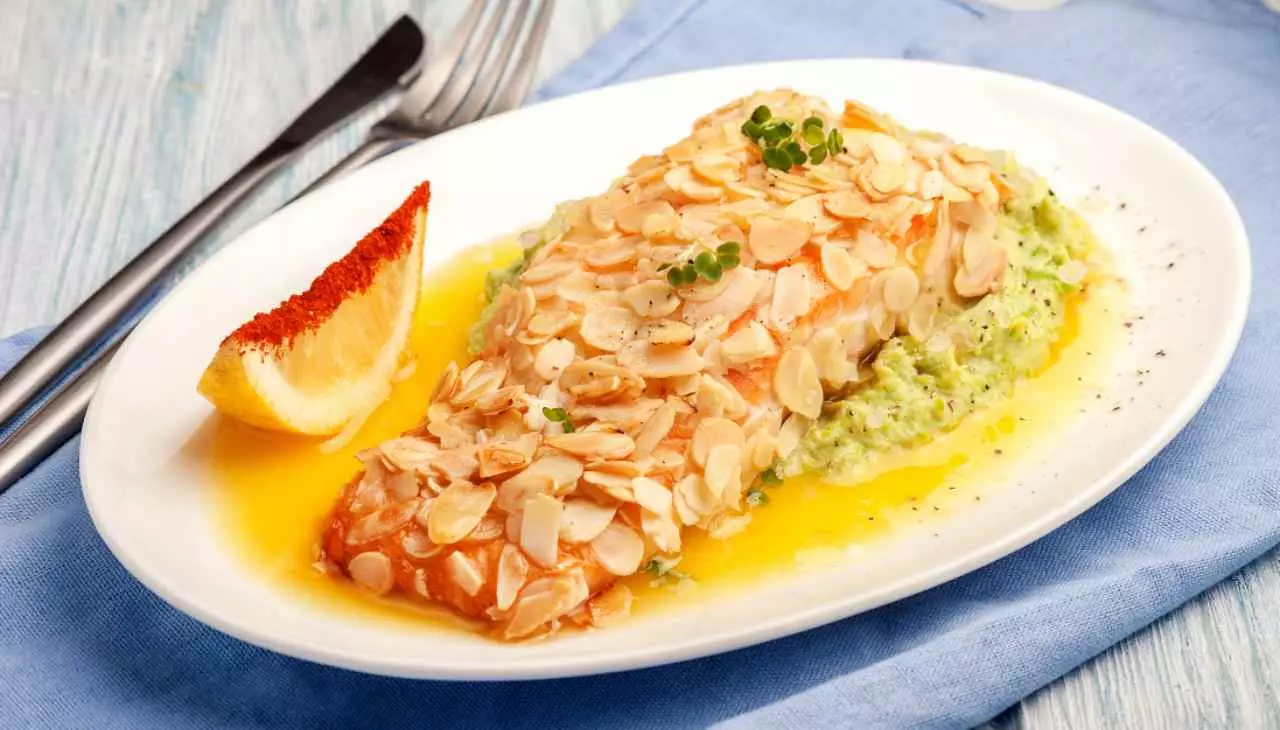 Crispy salmon e nang le lialmonde le recipe ea lemon