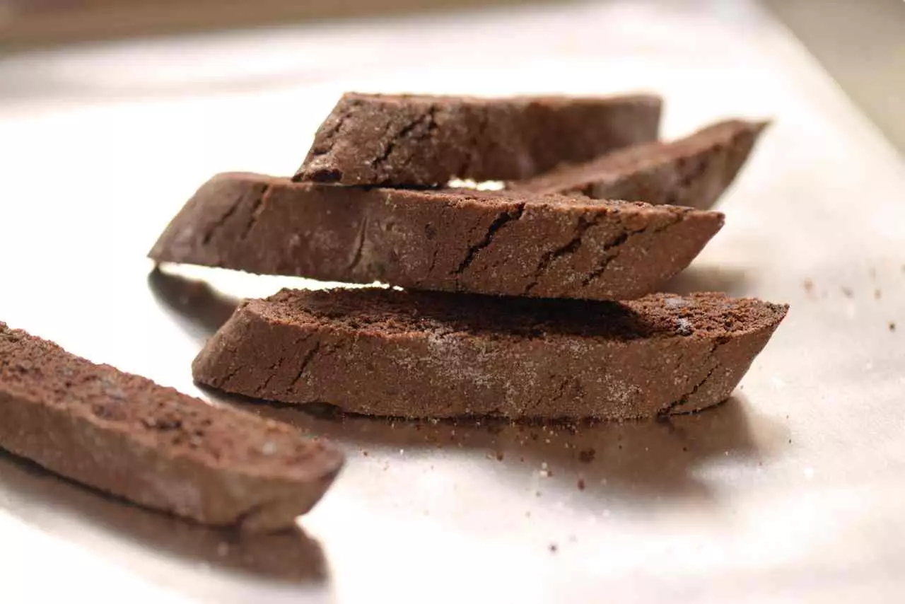 Deliciosas galletas parisinas de cacao e simples golosinas de remollo