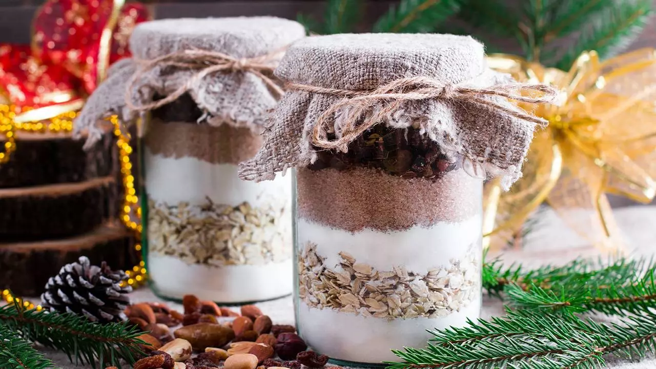 Chocolate salami in a jar, low cost and DIY recipe to give as a gift