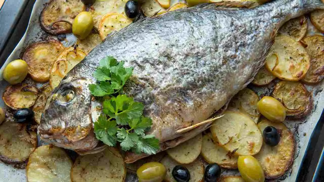 bream laut dipanggang kalawan kentang jeung olives
