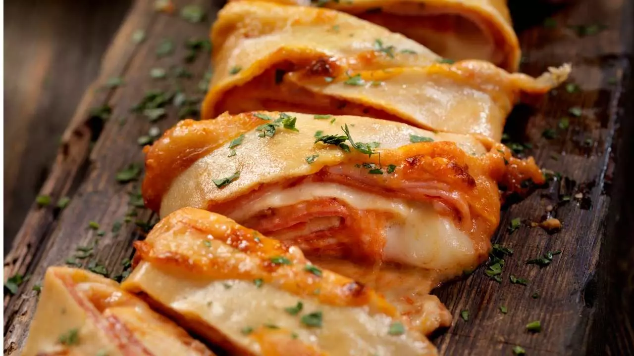 Pizza Stromboli | unha pizza rechea de tomate e salame