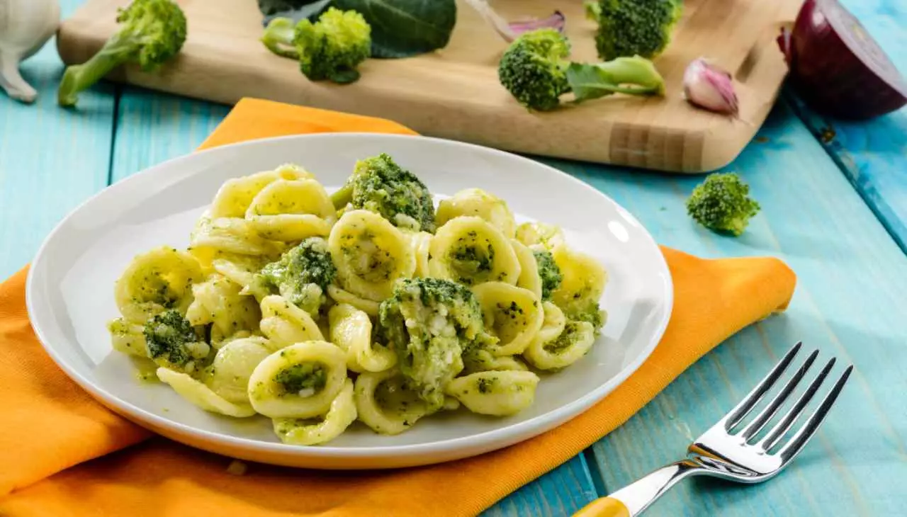 Orecchiette broccoli pecorino l dị mfe ime ma dị ụtọ nke ukwuu