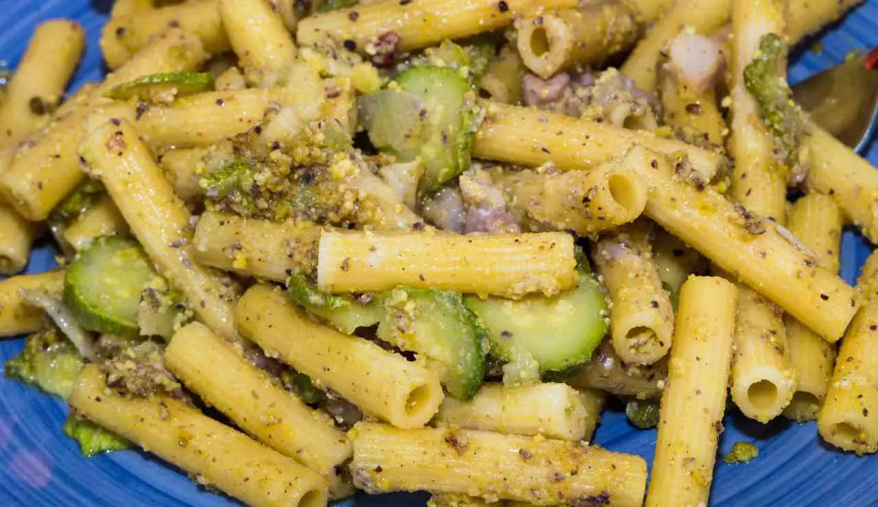 Ziti gyda pesto pistachio, zucchini a chig moch | Blasus