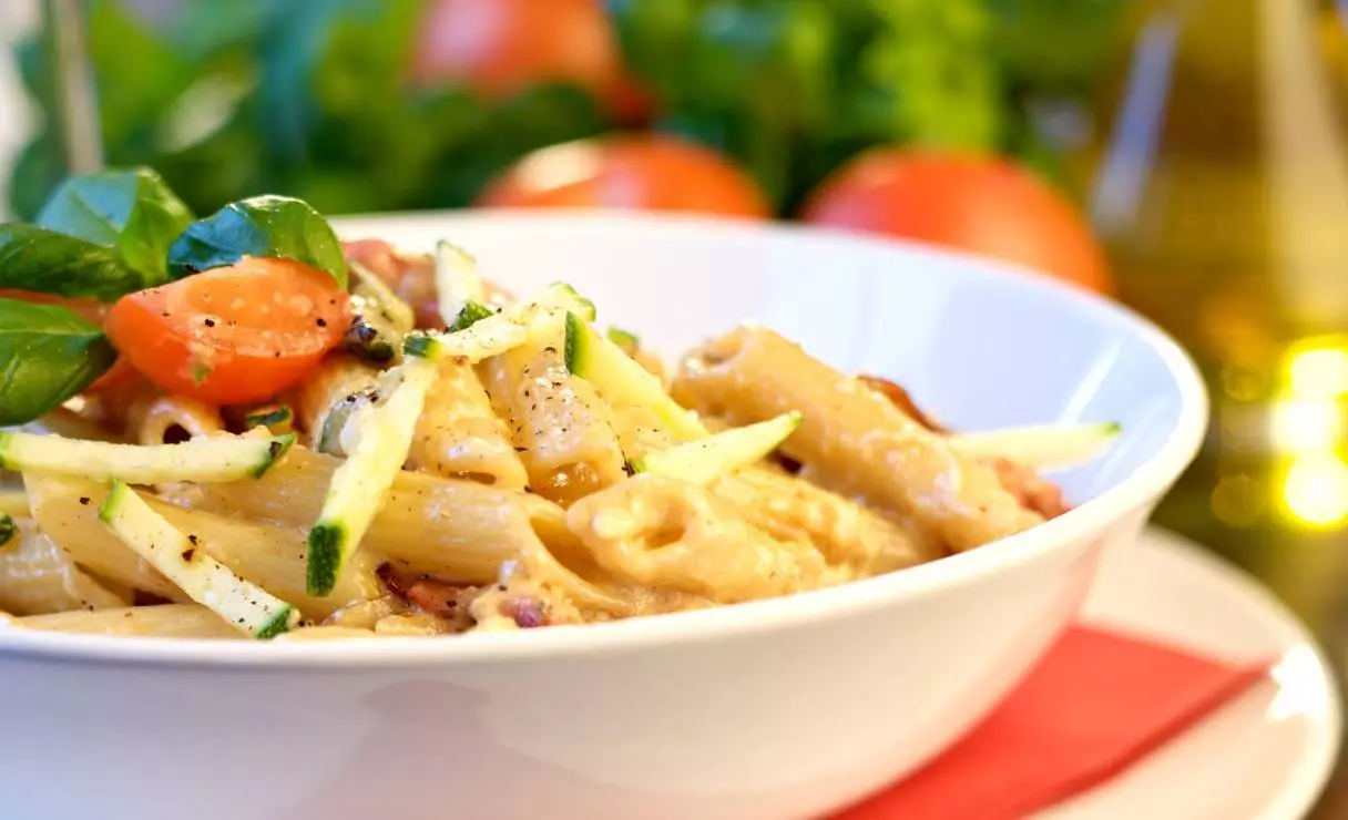 Penne na courgette cream na nyanya cherry na Bacon | Kipekee