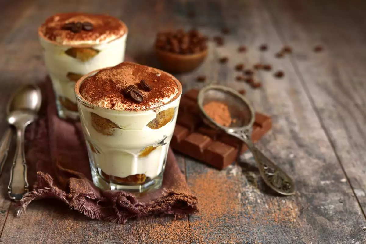 I-tiramisu ekhawulezayo kunye ne-ricotta cream, izahlulo ezithandekayo zokungcamla