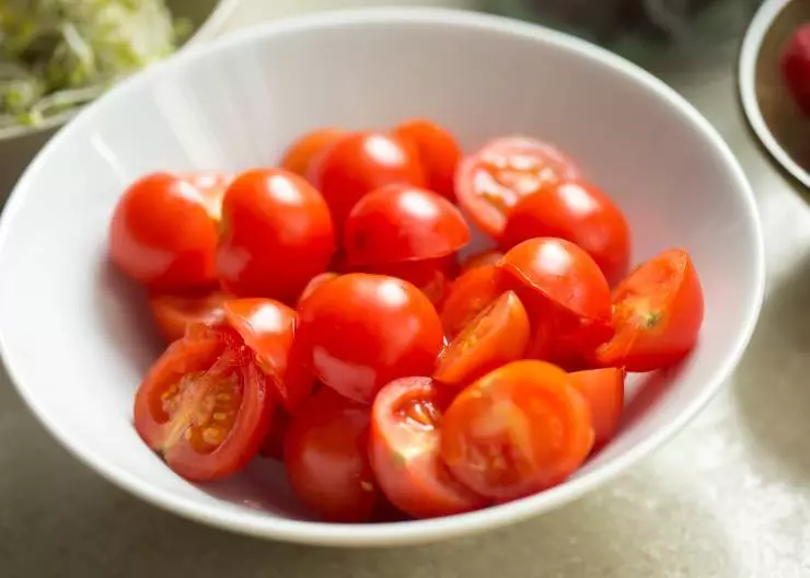 Queso feta con verduras en una sartén - receta impresa