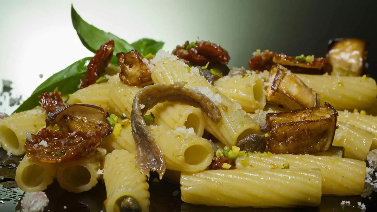 Rigatoni con anchoas de berinjela e tomates secos un prato sprint