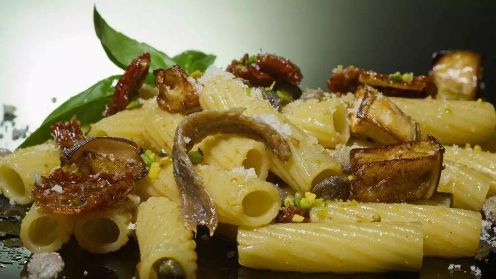 Rigatoni tare da anchovies eggplant da busassun tumatir