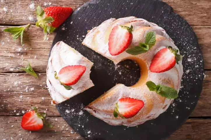 Gugelhupf mit guten frischen Erdbeeren und Hüttenkäse im Inneren