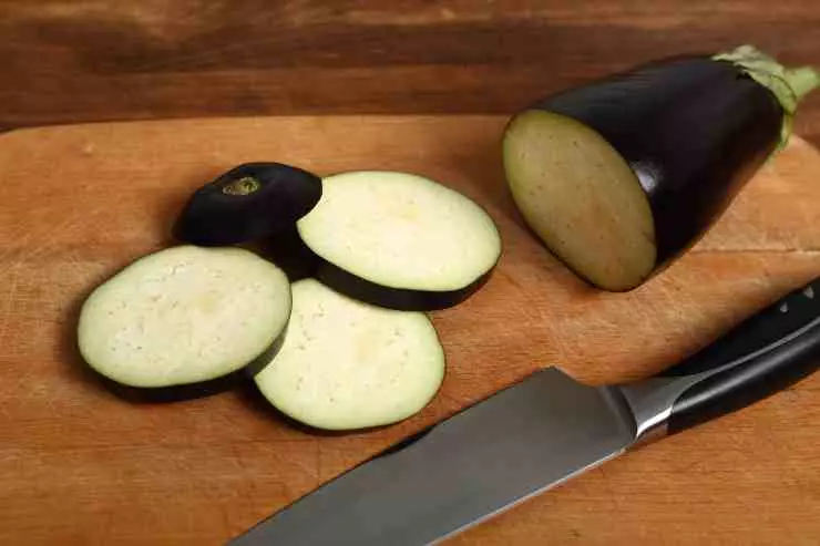 Crempogau eggplant pobi mam, llyfn a blasus 8802_2