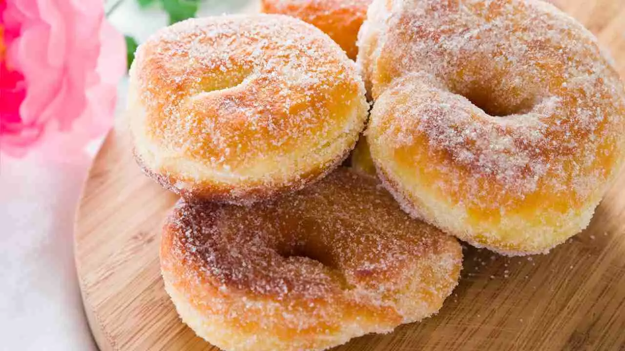 Donuts fluffy ho an'ny fanomanana ny karnavaly