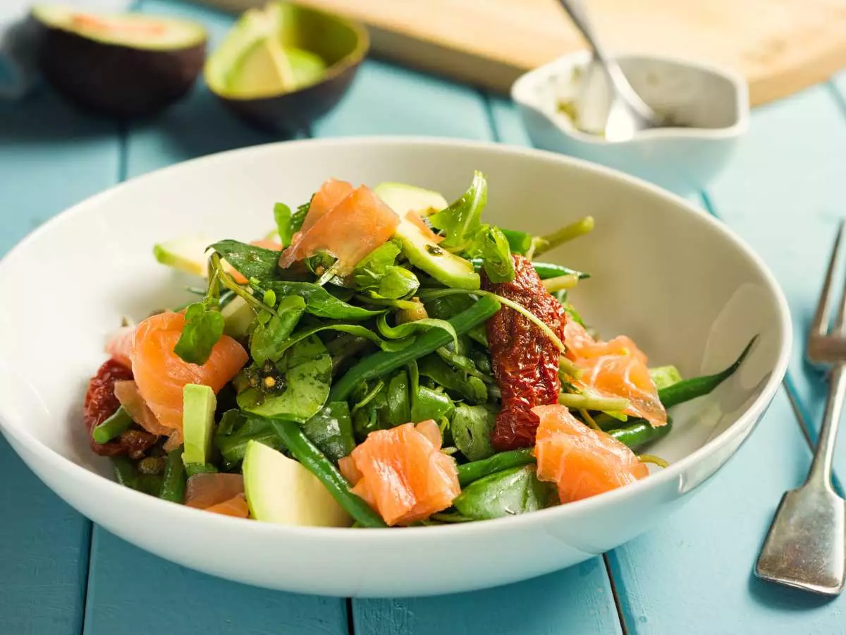 Summer salad with salmon and dried tomatoes, as appetizing as few!